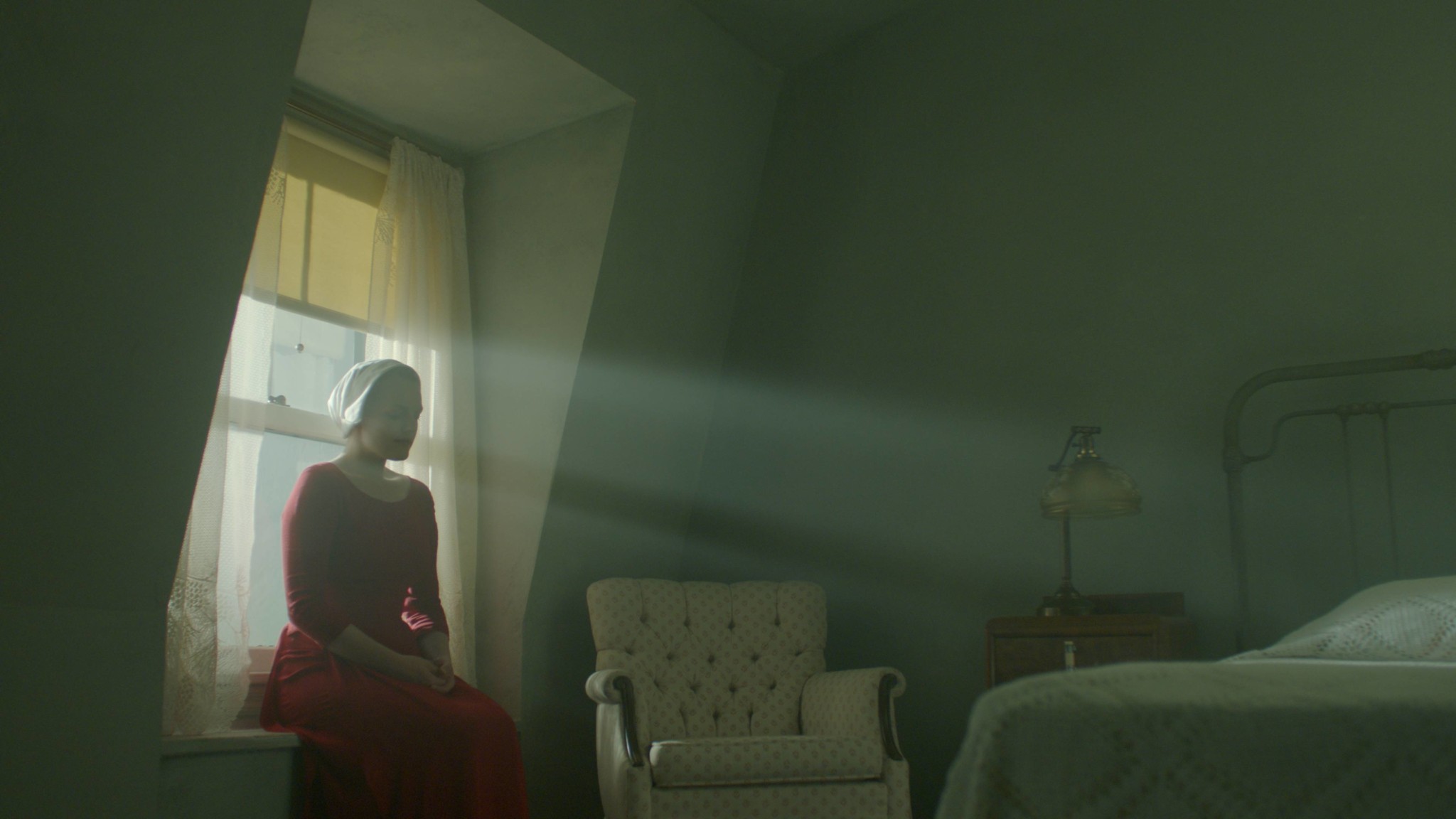 Roush Review: Elisabeth Moss Mesmerizes in Hulu's 'The Handmaid’s Tale'