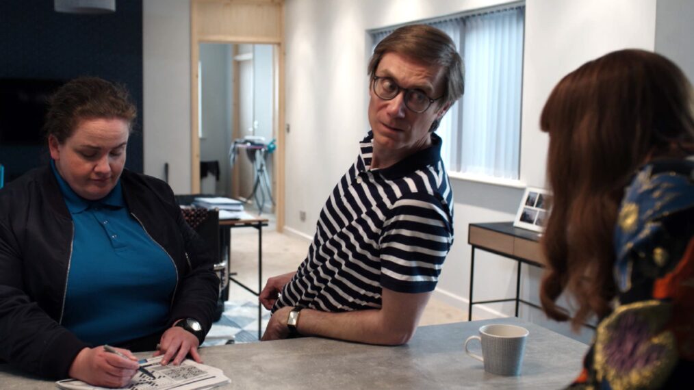 'The Outlaws' Sneak Peek: Stephen Merchant's Greg Gets Dating Advice ...