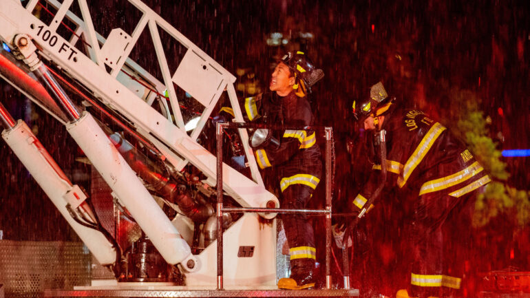 '9-1-1' Boss on Pitch That Led to That Intense Cliffhanger: '[Spoiler ...