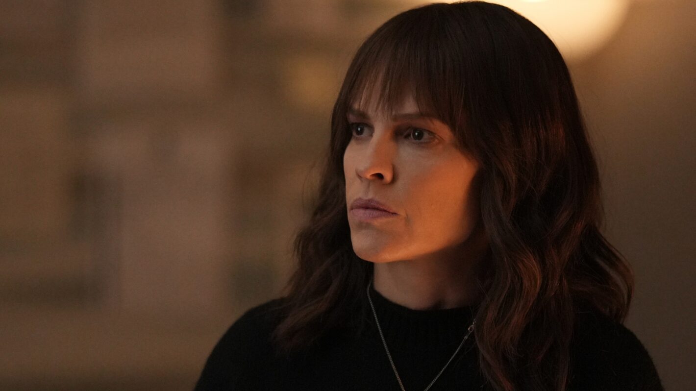 Hilary Swank Previews Eileens Intense Hostage Situation When Alaska