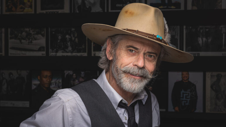C Thomas Howell Takes Us Backstage With Charlie Sheen Cast Of Et And More