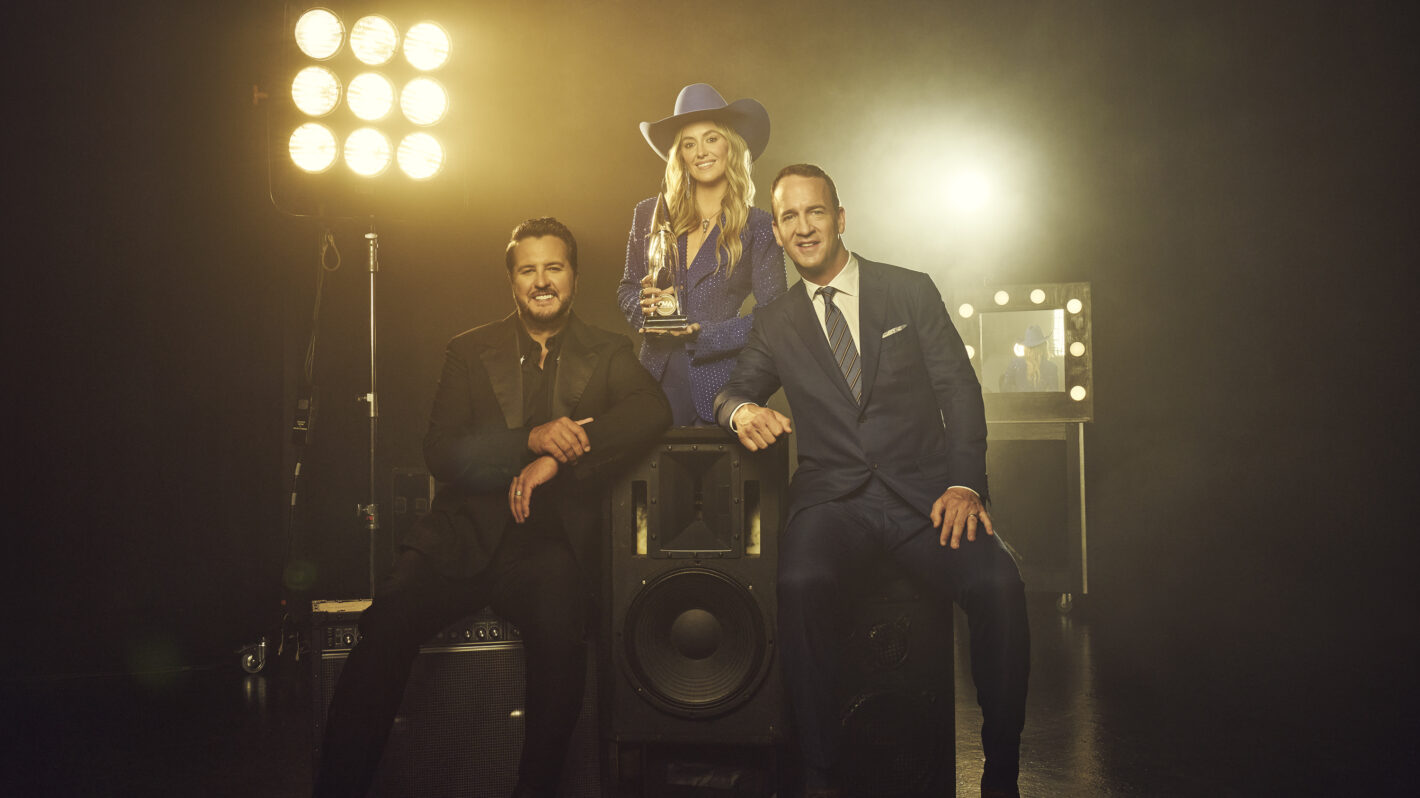 2024 CMA Awards: 'Yellowstone' Helped Lainey Wilson Host With Luke ...