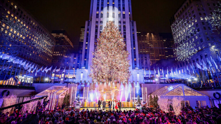 10 Illuminating Facts About Christmas in Rockefeller Center & That ...