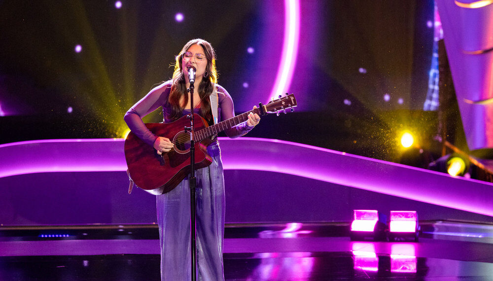'The Voice' Clip: Lucia Flores-Wiseman's Blind Audition Brings All 4 Coaches to Their Feet (VIDEO)