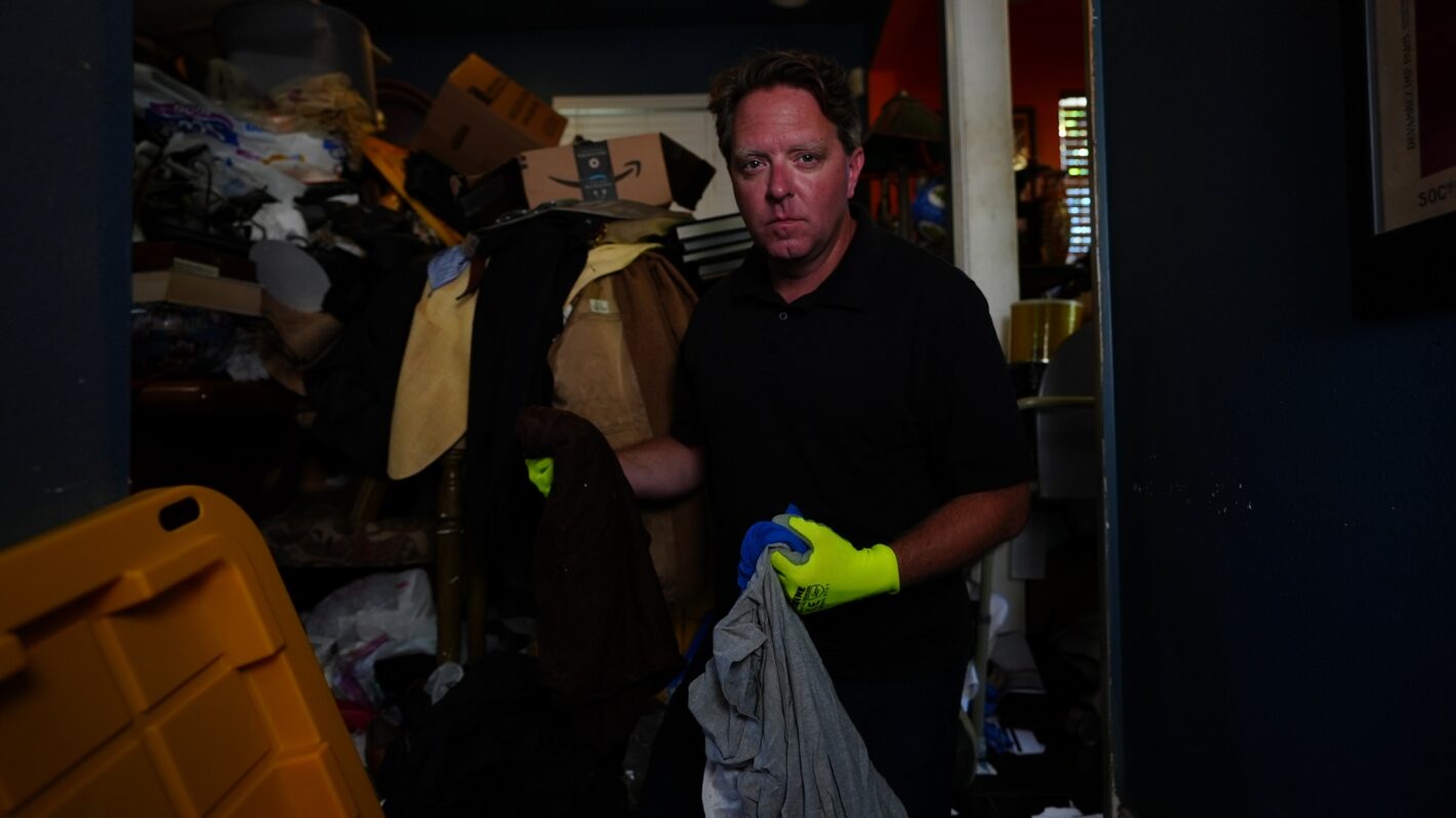 'Filthy Fortunes': Matt Paxton Searches for Buried Treasure in Hoarders ...