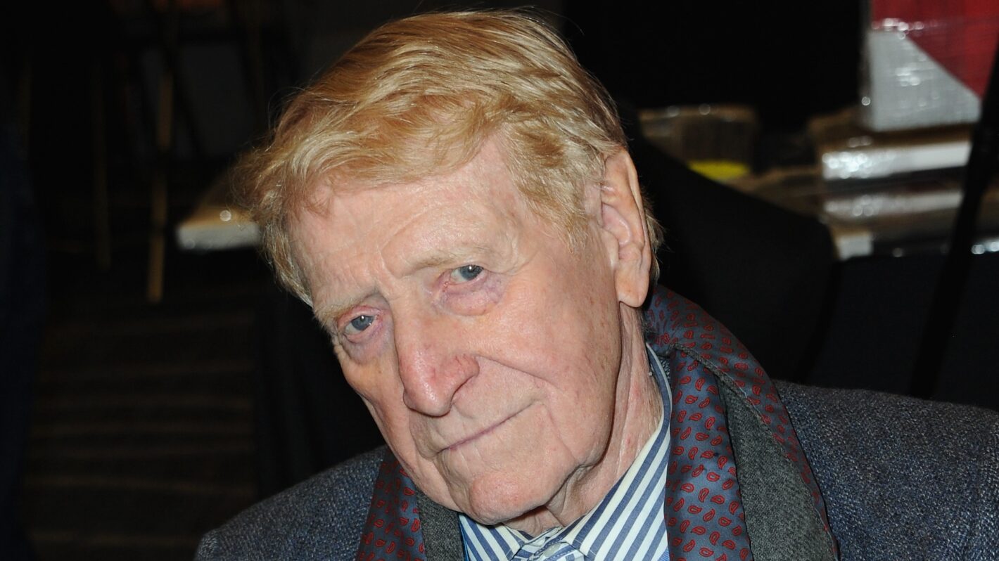 Clive Revill, Voice of Emperor Palpatine in 'Empire Strikes Back,' Dies ...