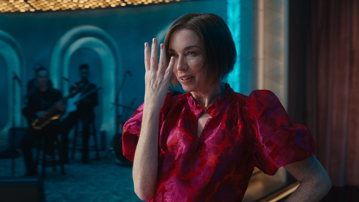 'Hacks' Showrunners Tease Julianne Nicholson's Dance Mom Will Return as ...