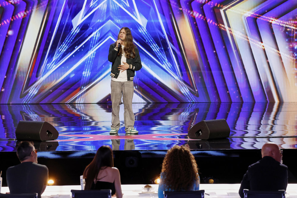 'AGT' 2025 Premiere: Light Wire, Jourdan Blue Get Golden Buzzers During ...